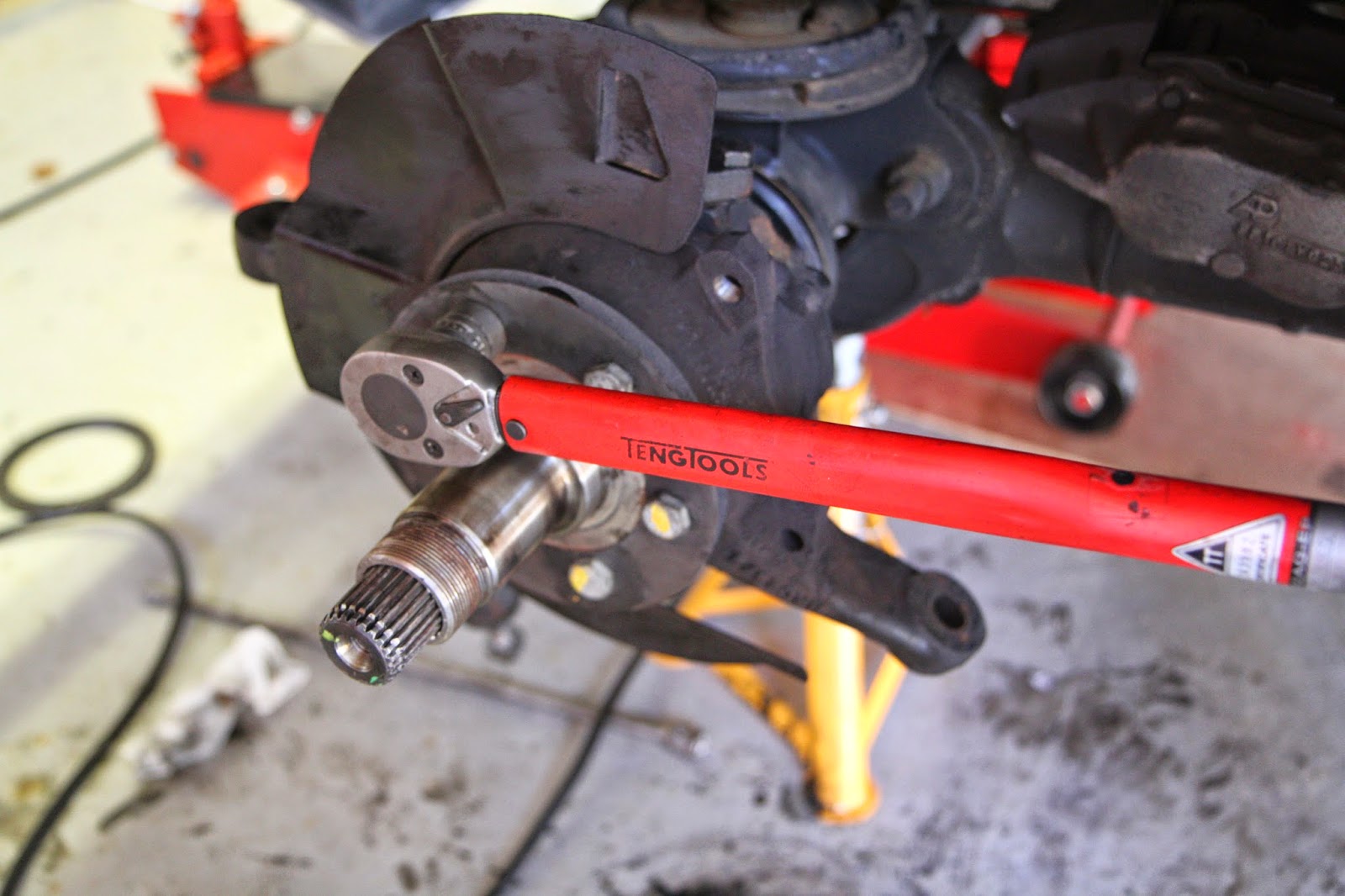 Defender 90 XS: Front hub seal replacement