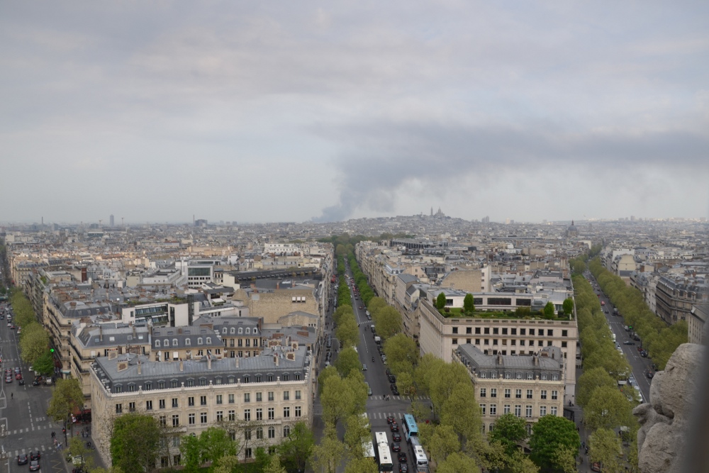 Kolmenimemees: Roosa Pariis, viimane rahukevad, VI. Triumfikaar ja ...