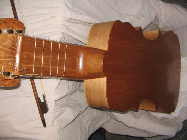 Renato Nicolai Luthier: Lira da gamba ou Lirone por Renato Nicolai (2011)