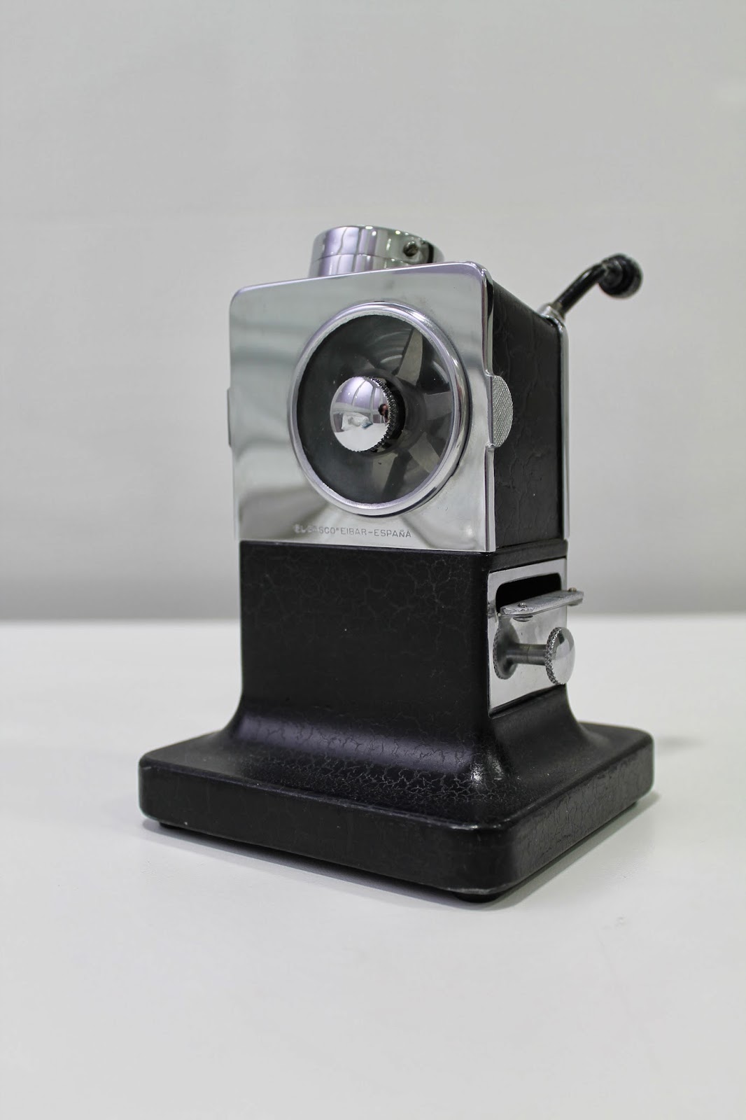 Vintagería: Antiguo afilador de lápices "El Casco" de Ignacio Urresti, 1945