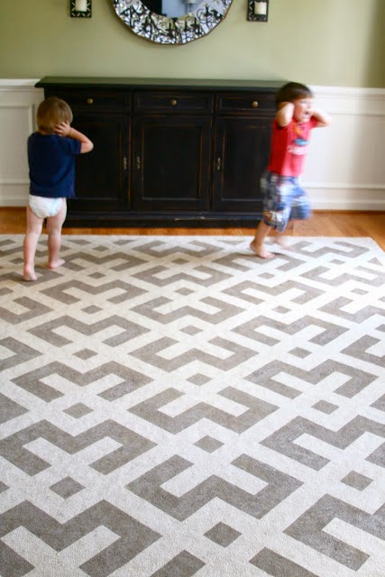 At One Life as a Housewife, they painted this geometric rug pattern ...