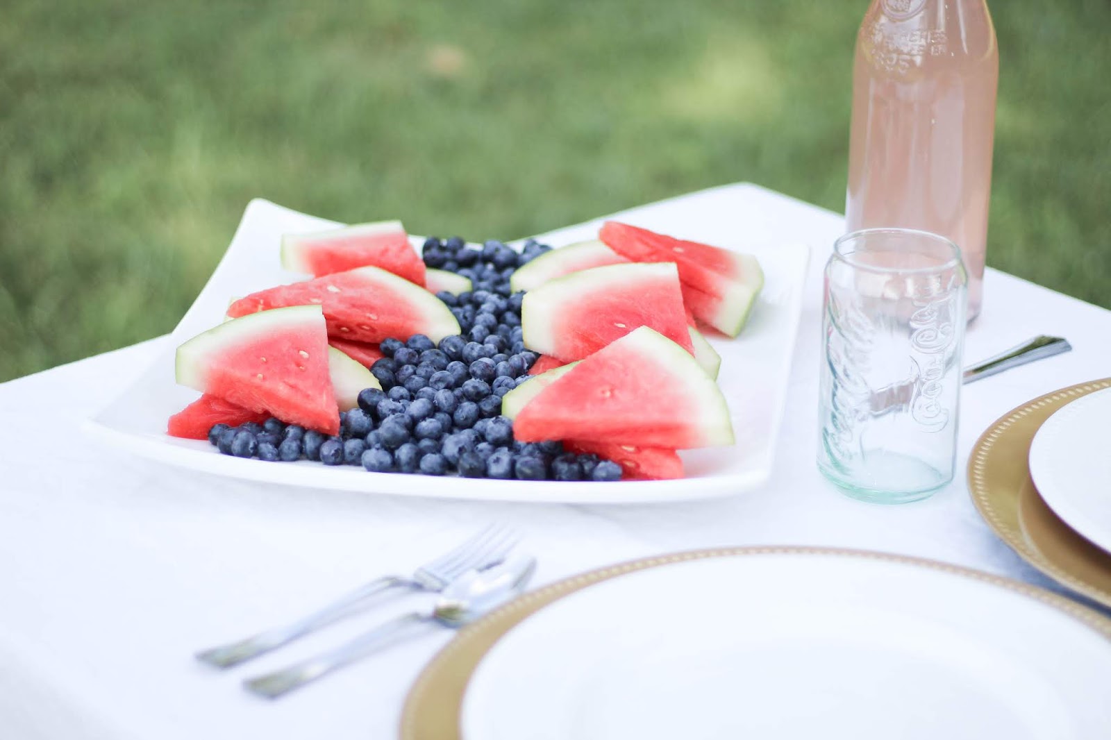 STYLED SUMMER PICNIC TABLESCAPE + ESSENTIALS | A Classy Fashionista