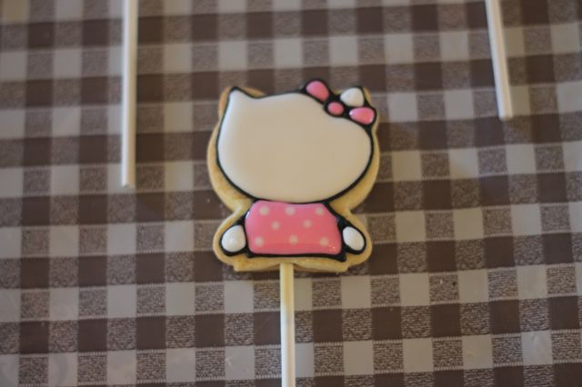 Tea, Cake & Create: Hello Kitty Cookie-Pops