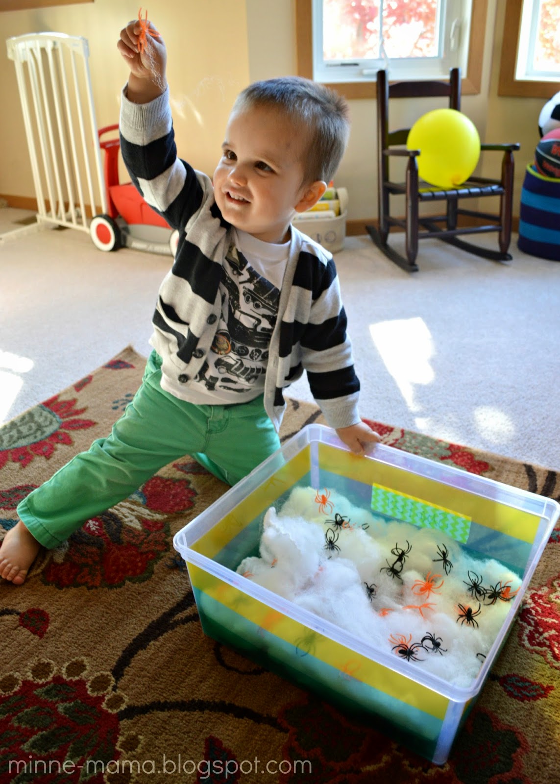Minne-Mama: Spider Web Sensory Play