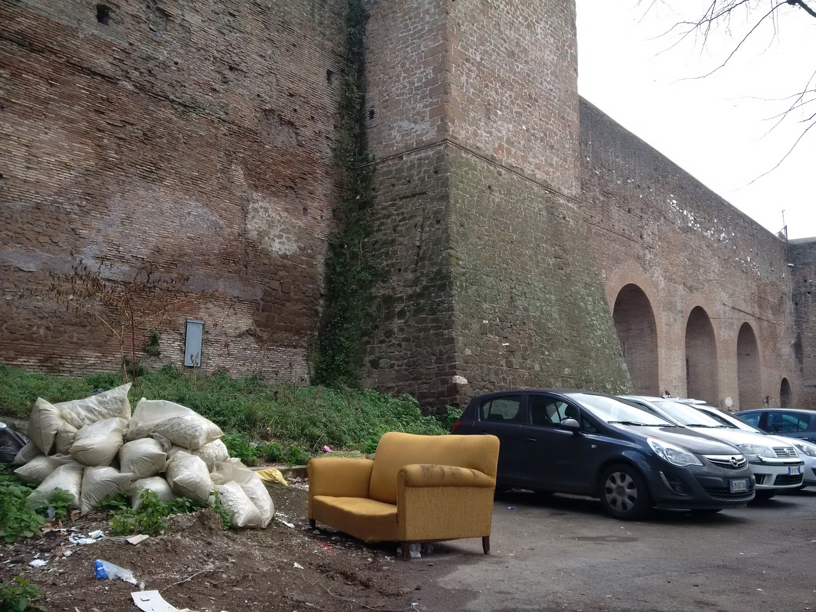ROMA FA SCHIFO: Discarica e cacatoio a Porta Maggiore. Pensare che ...