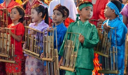 SEJARAH DAN PERKEMBANGAN ANGKLUNG | SENI - BUDAYA INDONESIA