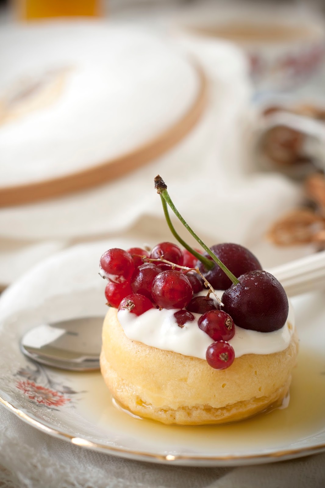 Mini baba au rhum met lemon curd room en rood fruit - Hap en Tap