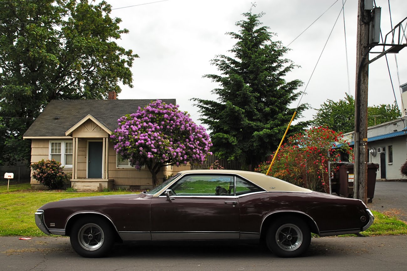 OLD PARKED CARS.: 1969 Buick Riviera.