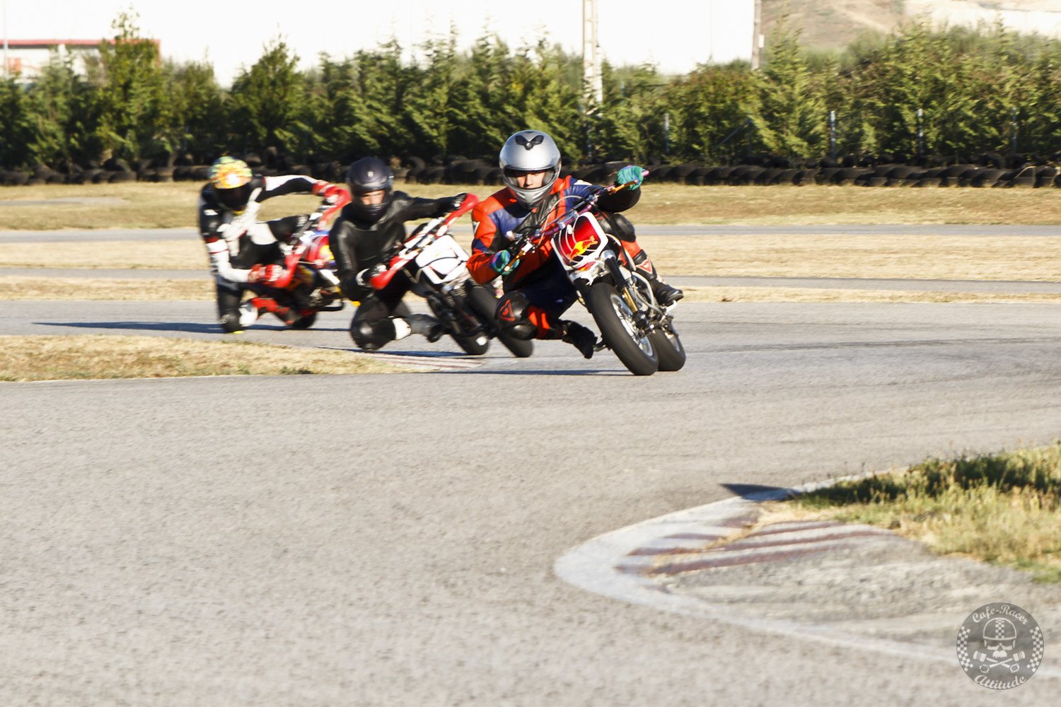 Cafe Racer Attitude: Pit Bike en circuito