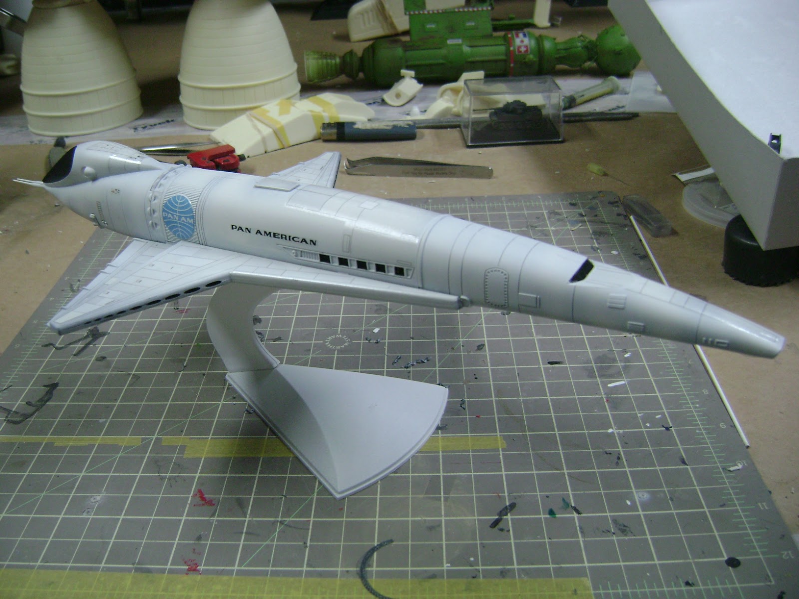 gundam/sci-fi model kit: 2001 space clipper