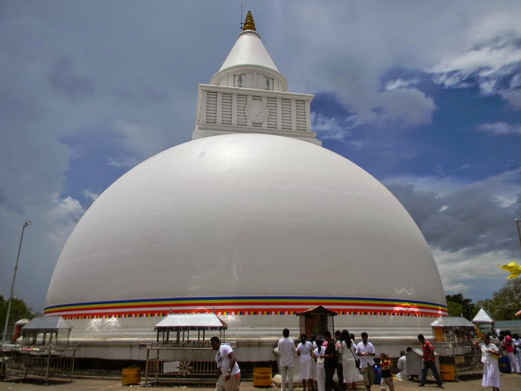 Welcome to lankaactresses web site !!: Kiri Vehera at Kataragama