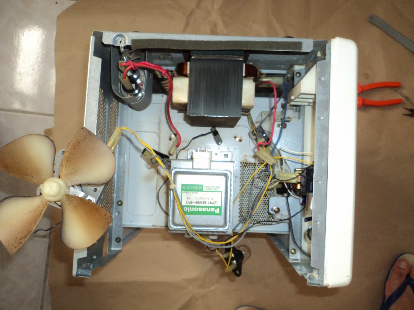 Brasilrobotics: Desmontando um Microondas - Microwave disassembly