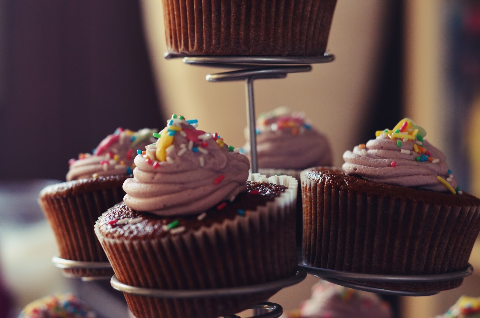 The Cake Party: lilac cakes in cups + classic buttercream frosting tips!