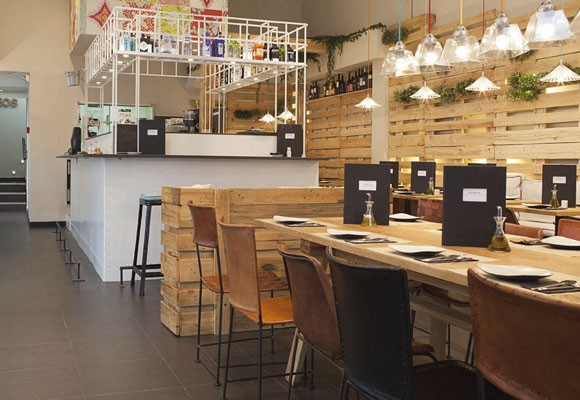 Marzua: Un decorado con materiales reciclados. Restaurante QUBE