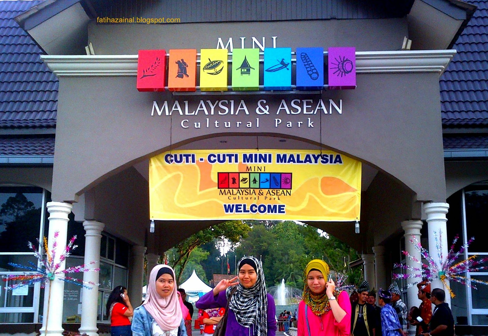 Melaka - Pantai Pengkalan Balak dan Taman Mini Malaysia | Fatiha Zainal