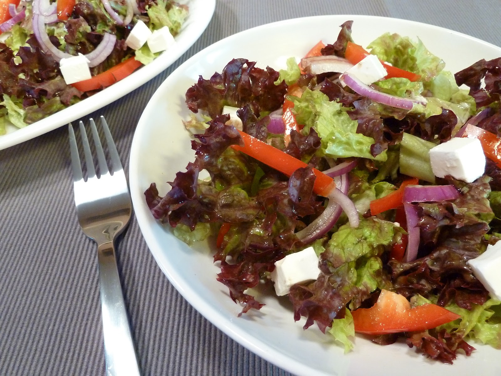 Bunatati din bucataria mea: Salata creata rosie cu ardei si branza