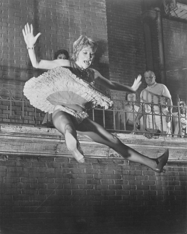 30 Sunning Vintage Photos of a Young Shirley MacLaine in the 1960s and ...