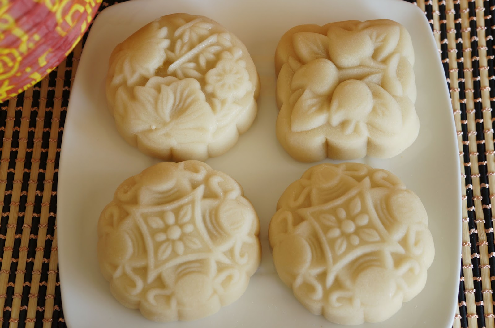 Gourmet by Kat: Moon cakes (Banh Trung Thu)