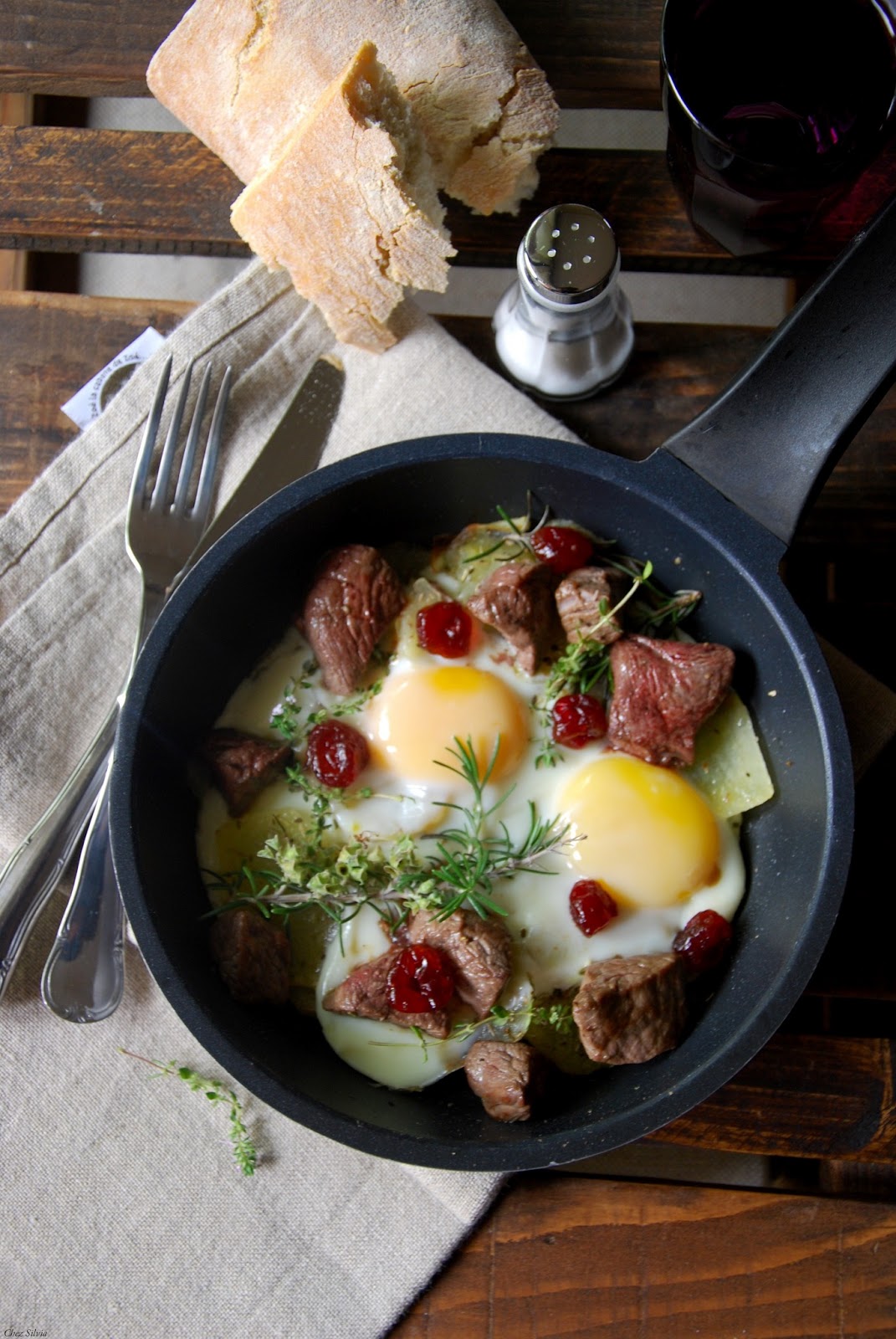 Huevos fritos con patatas y dados de filete salteados. — Chez Silvia