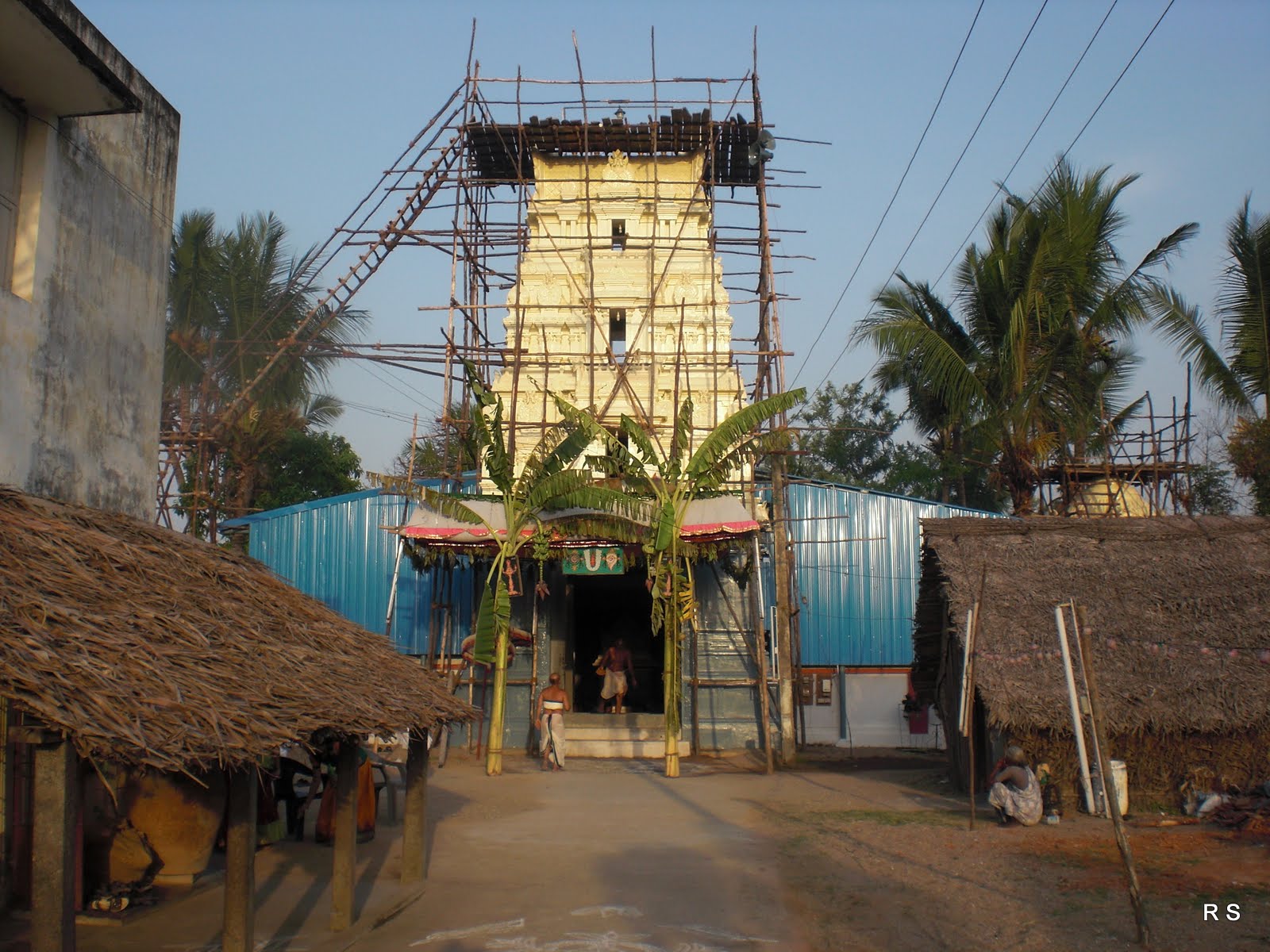 Srirangam Srimath Andavan Ashramam: Velamur- Rajagopuram , Acharyan ...