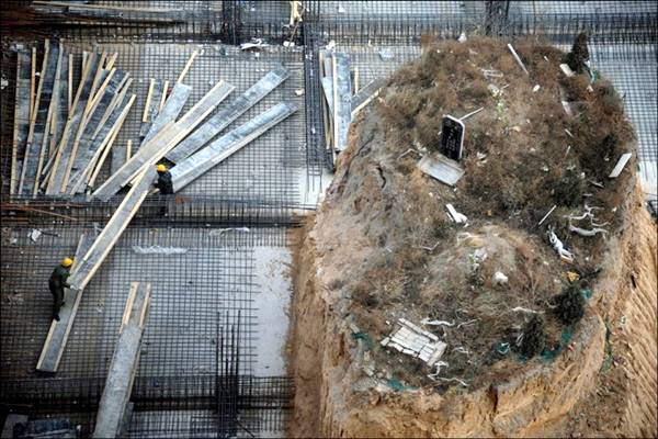 wOndor.blogspot.com: Building a House Around a Grave (6 pics)