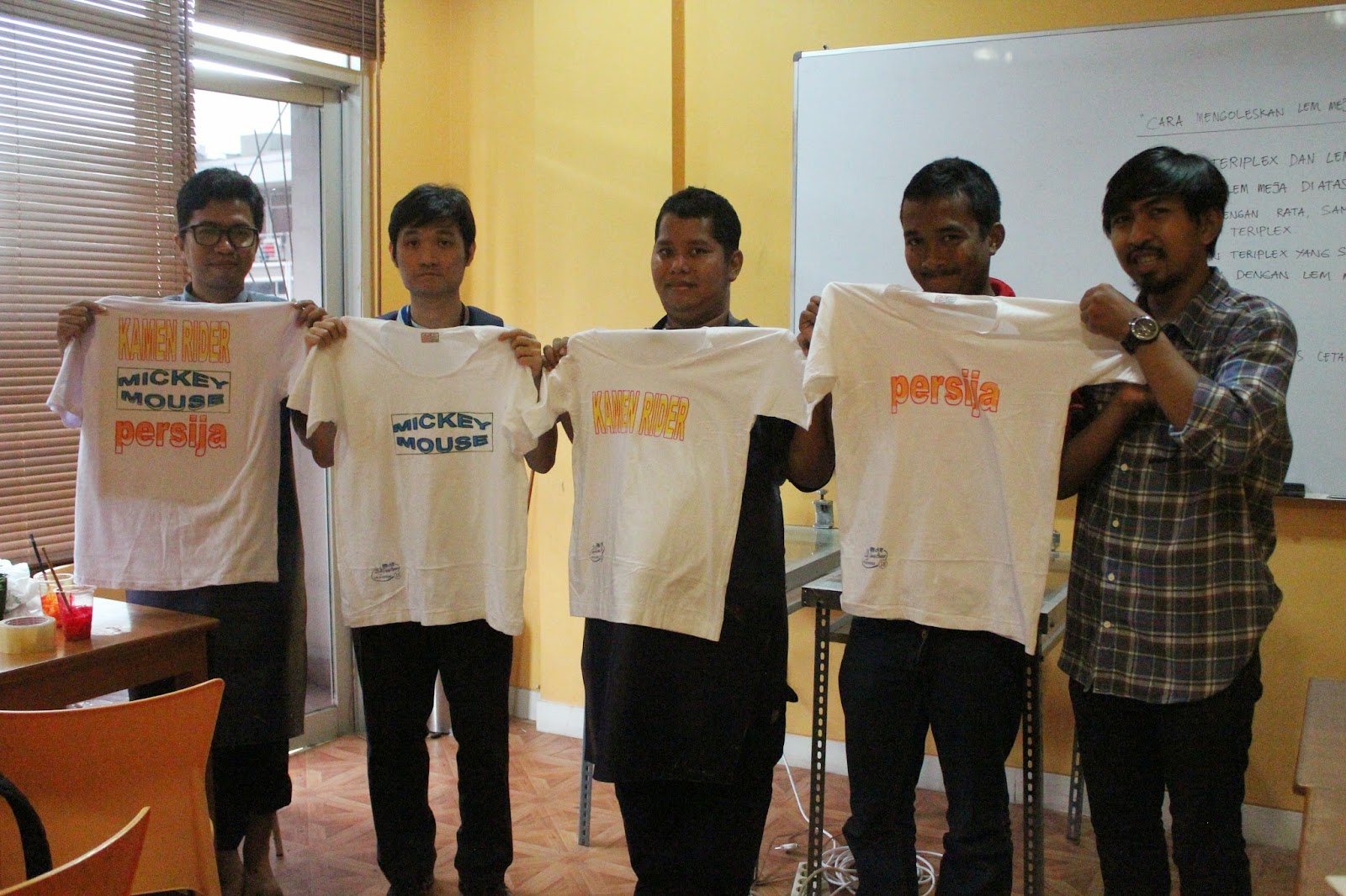 LONDON SCHOOL BEYOND ACADEMY [LSBA]: Menyablon kaos karya sendiri