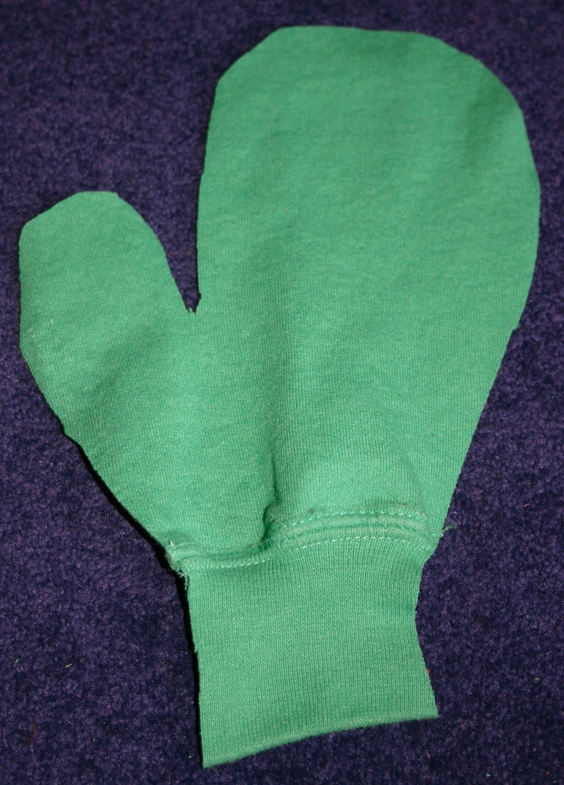 How to Make DIY Recycled Sweatshirt Mittens