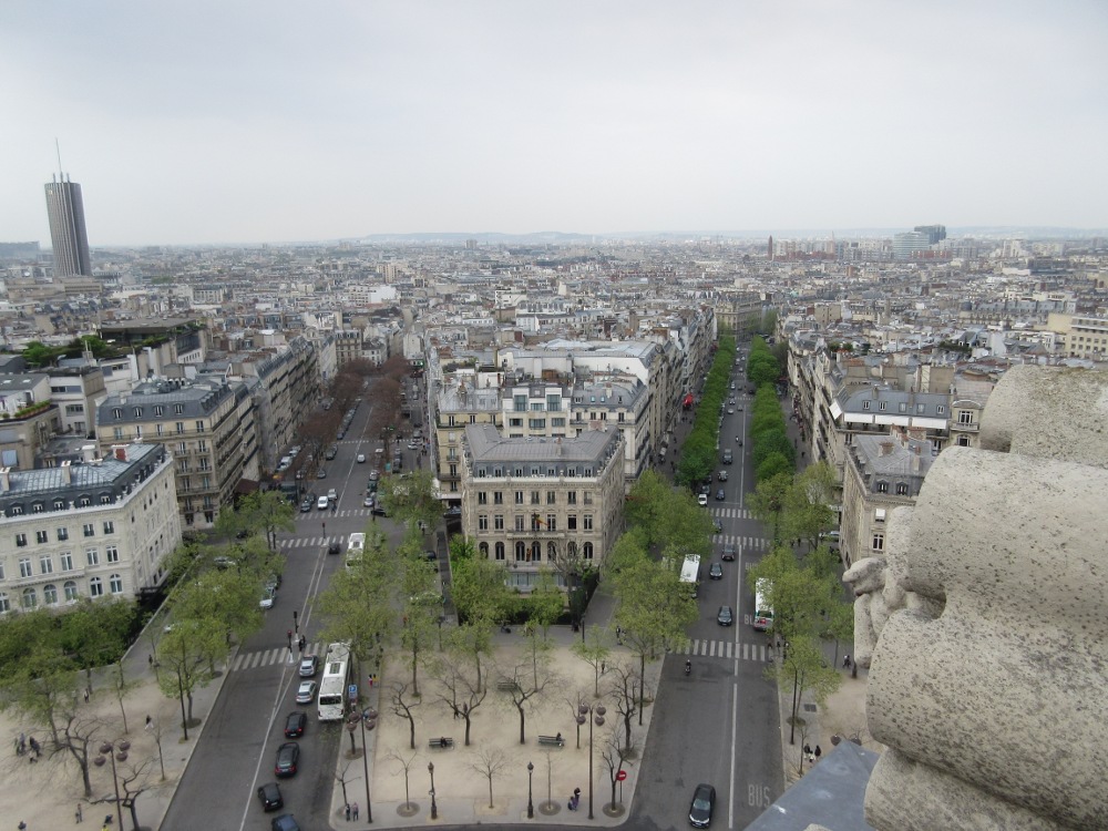 Kolmenimemees: Roosa Pariis, viimane rahukevad, VI. Triumfikaar ja ...