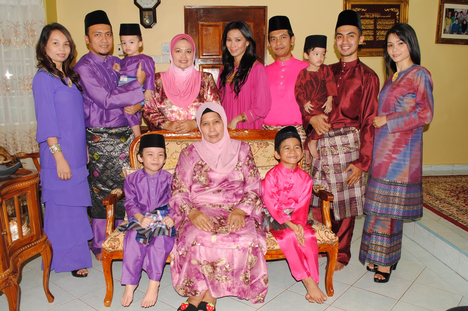 My Journey...My Life...My Family...: Hari Raya Family Photo