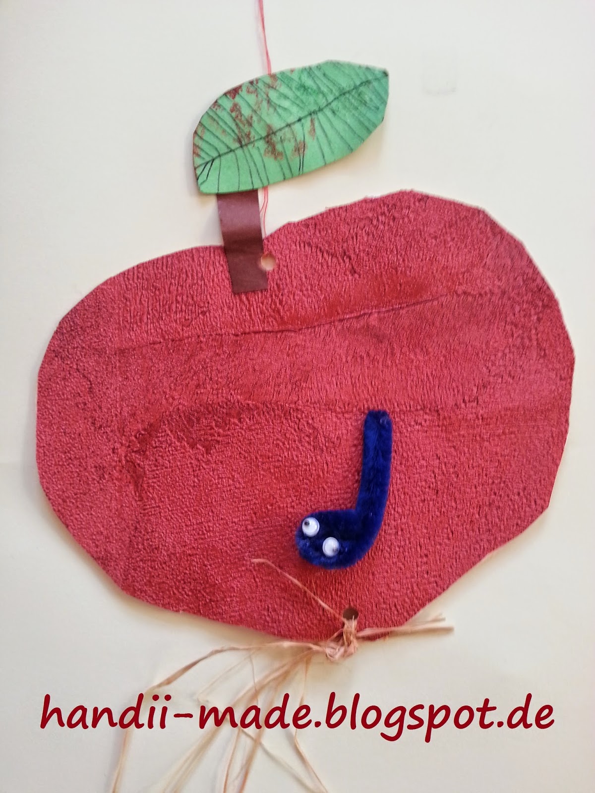 handii made: Apfel mit Wurm