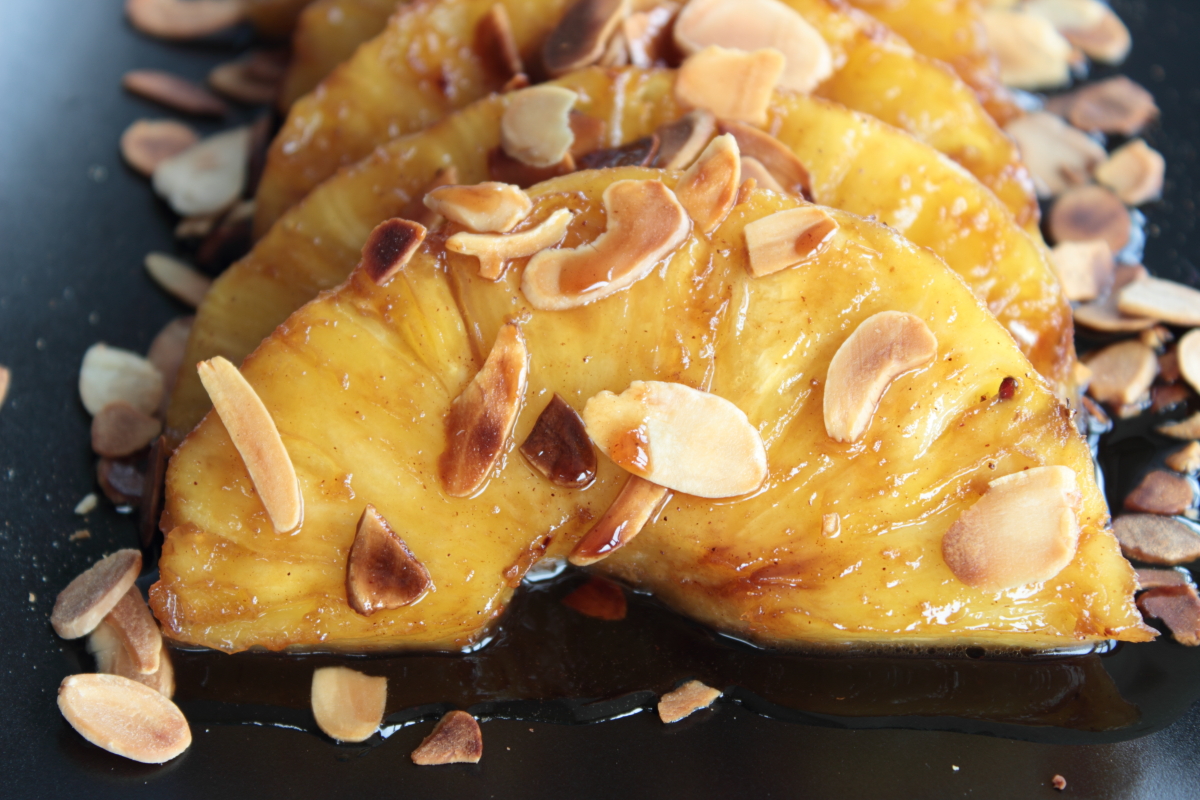 Piña caramelizada con almendras