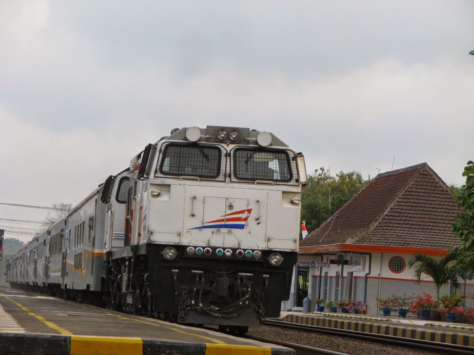 Kereta Api Indonesia: Rangkaian Kereta Api Taksaka Pagi Melintas di ...