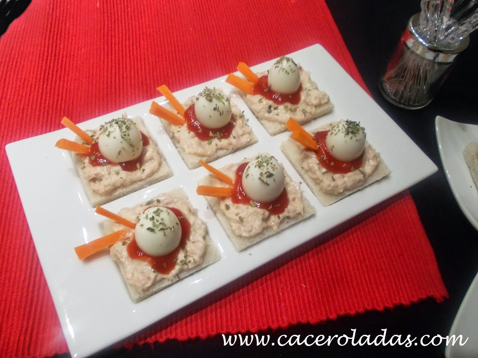 Canapés sencillos con huevos de codorniz | Caceroladas