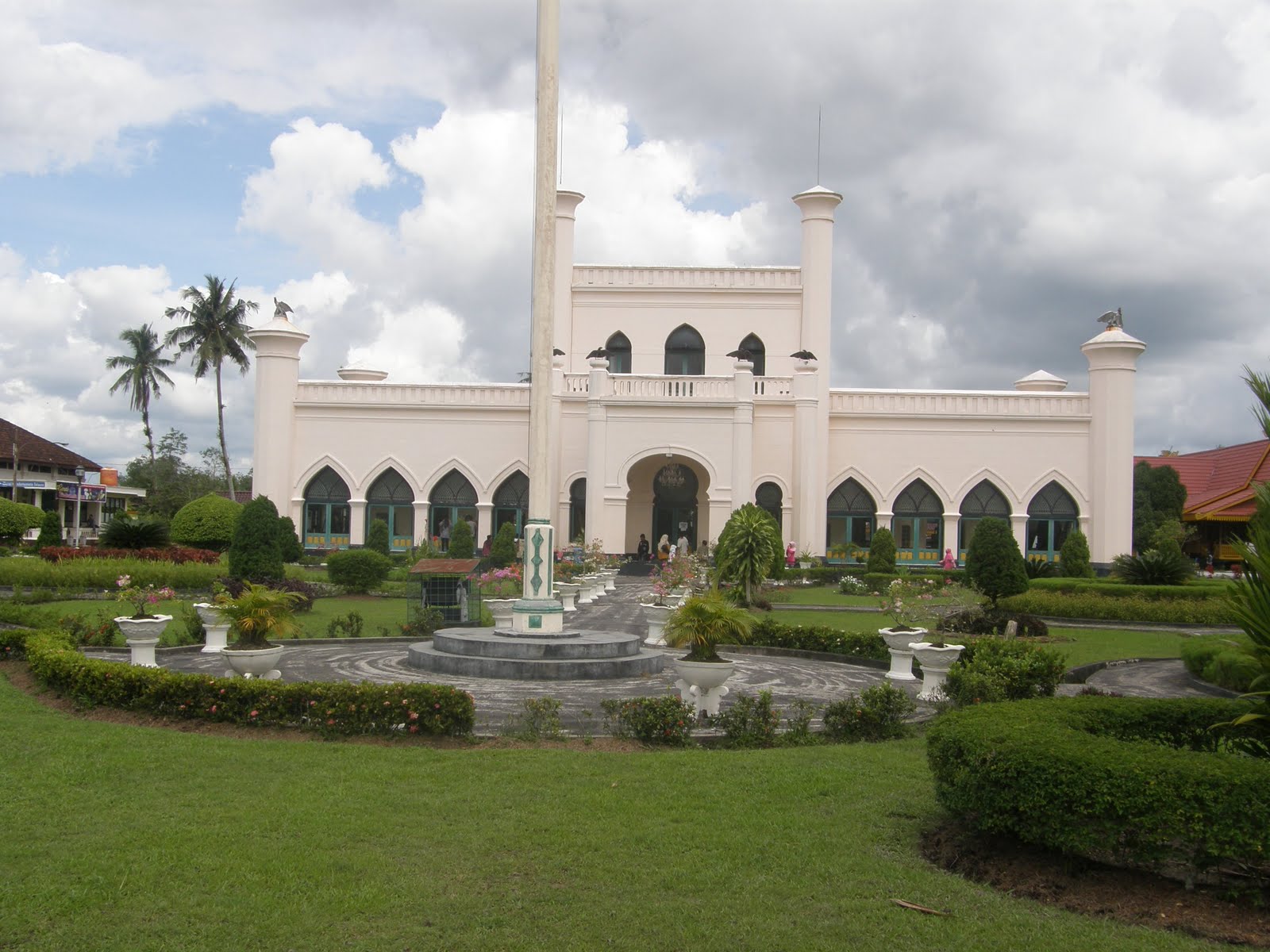 CERITA PIPING, BUKU DAN KOPI: JALAN-JALAN KE ISTANA SIAK DI RIAU INDONESIA