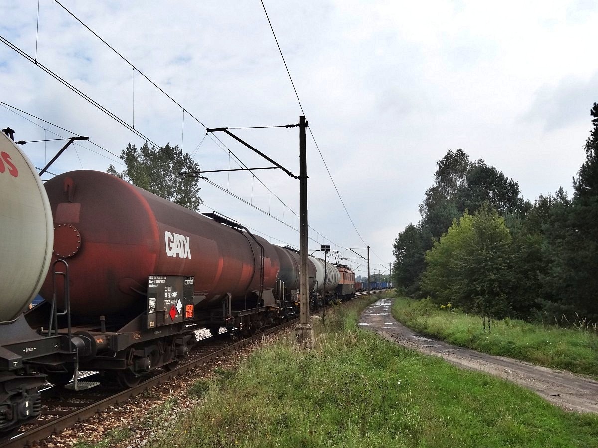 Škoda 181 088-6 z cysternami biegnie przez Białogon | Kolejowe Kielce