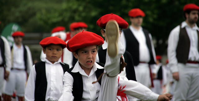 Breve introducción a los bailes vascos | juandegaray