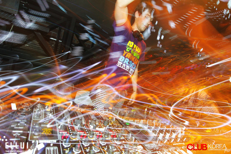 Crazy Clubbing: Club 'Ellui'