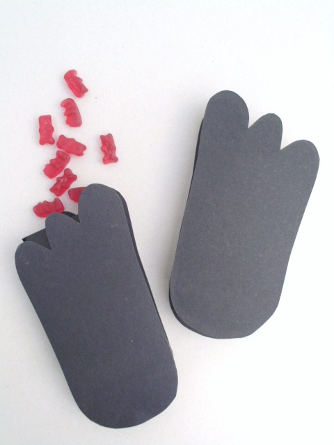 Handmade Paper-Heaven: Monster feet favor boxes / Cutii - picior de monstru