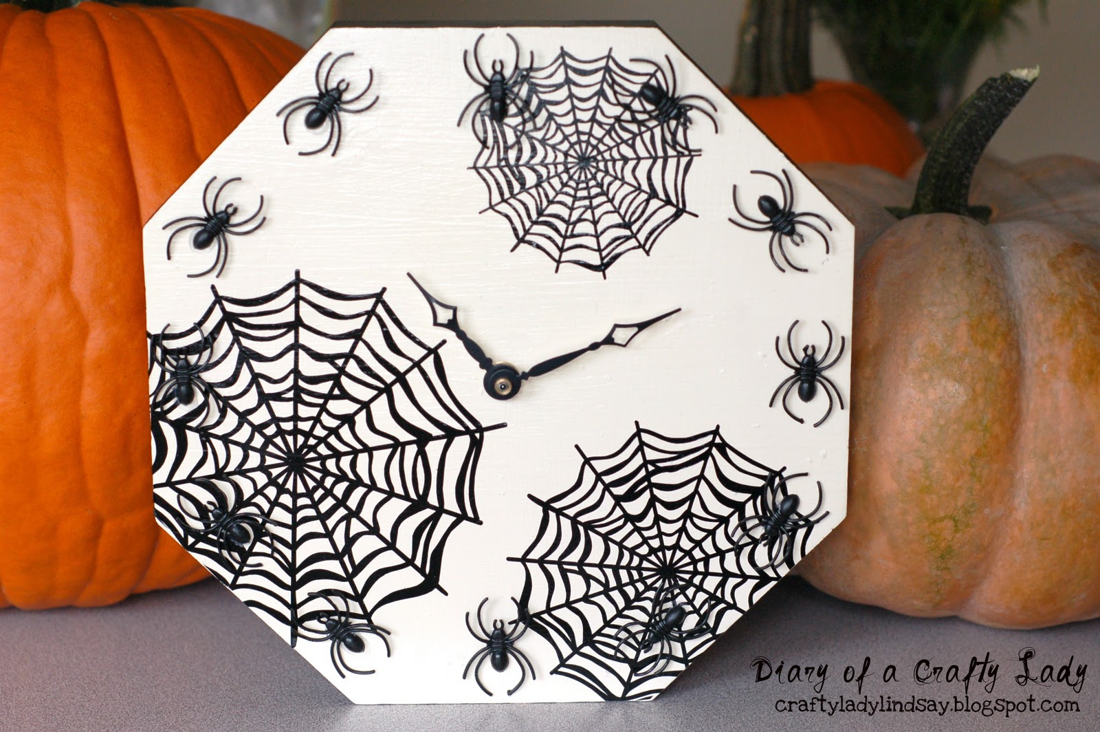 Diary of a Crafty Lady: Halloween Spider Clock