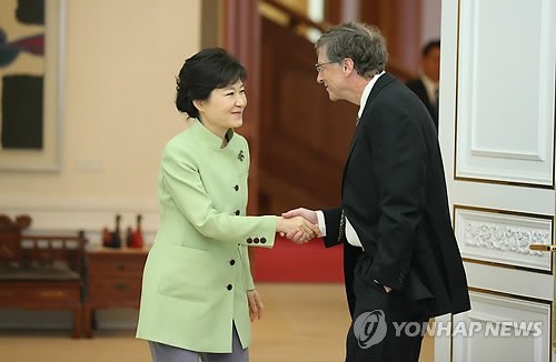 Bill Gates criticized for disrespectful handshake with president Park ...