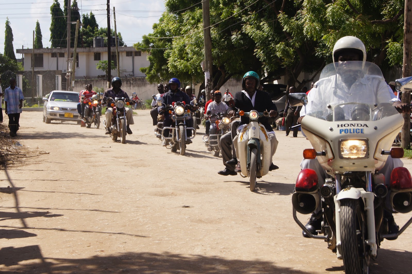 University corner: WENGI WAJITOKEZA KUUAGA MWILI WA ALIYEKUWA MCHEZAJI ...