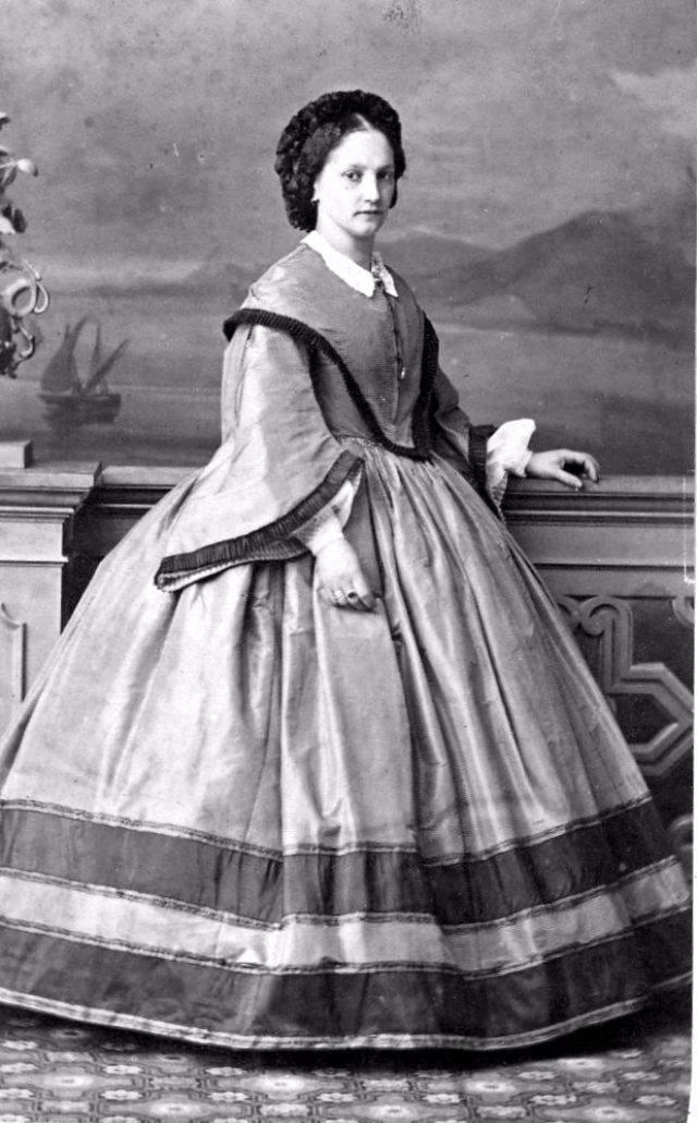 Crinoline: The Favorite Women Costume From Victorian Era ~ Vintage Everyday