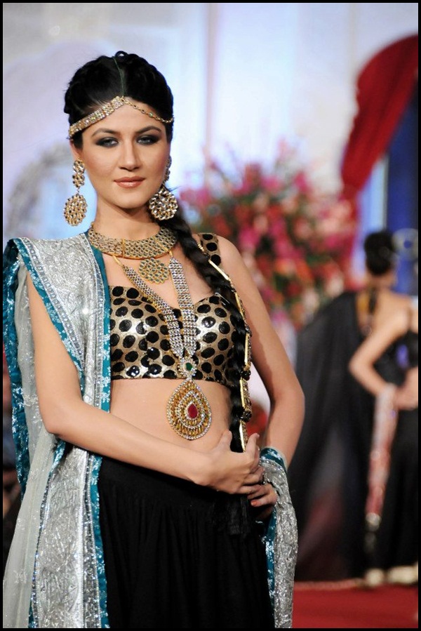 40 Beautiful Women Wearing Heavy Gold Jewelry Stylishwife