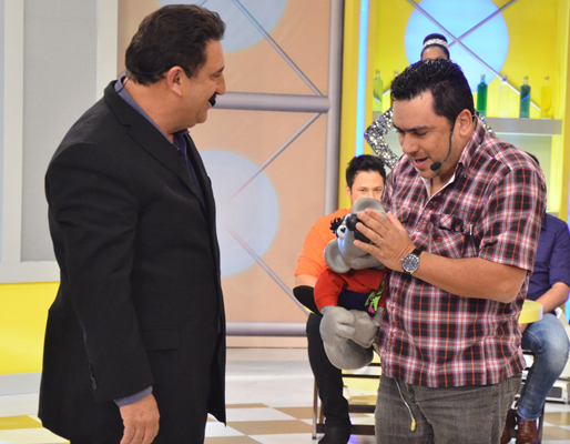 Ratinho festeja 15 anos de SBT e apresenta ator que faz o boneco Xaropinho