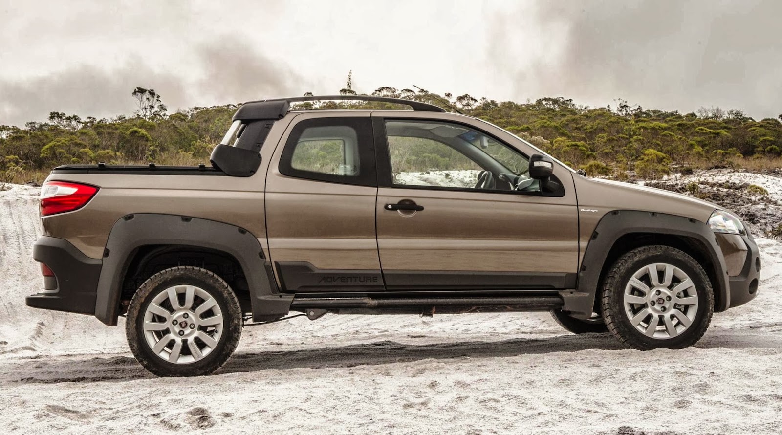 Fiat lança Strada Working, Trekking e Adventure 2014