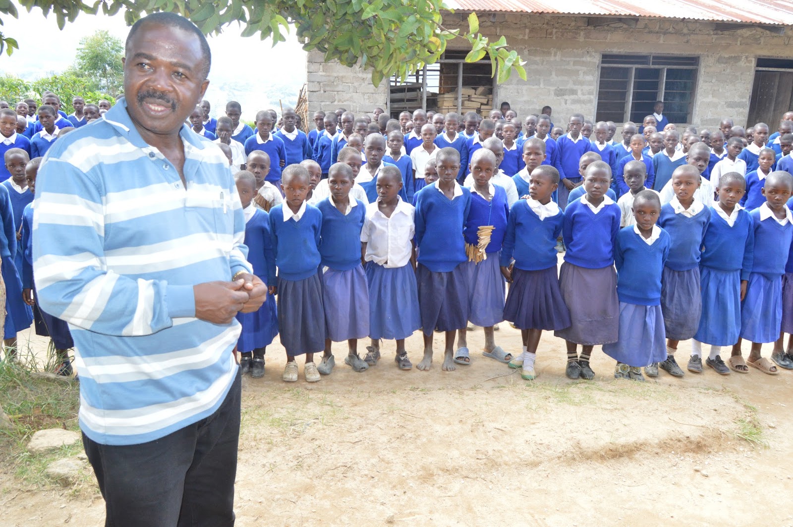 MAUZA UZA SHULE YA MSINGI MHANGA WANAFUNZI WAANGUKA OVYO CHANZO VIJITI ...