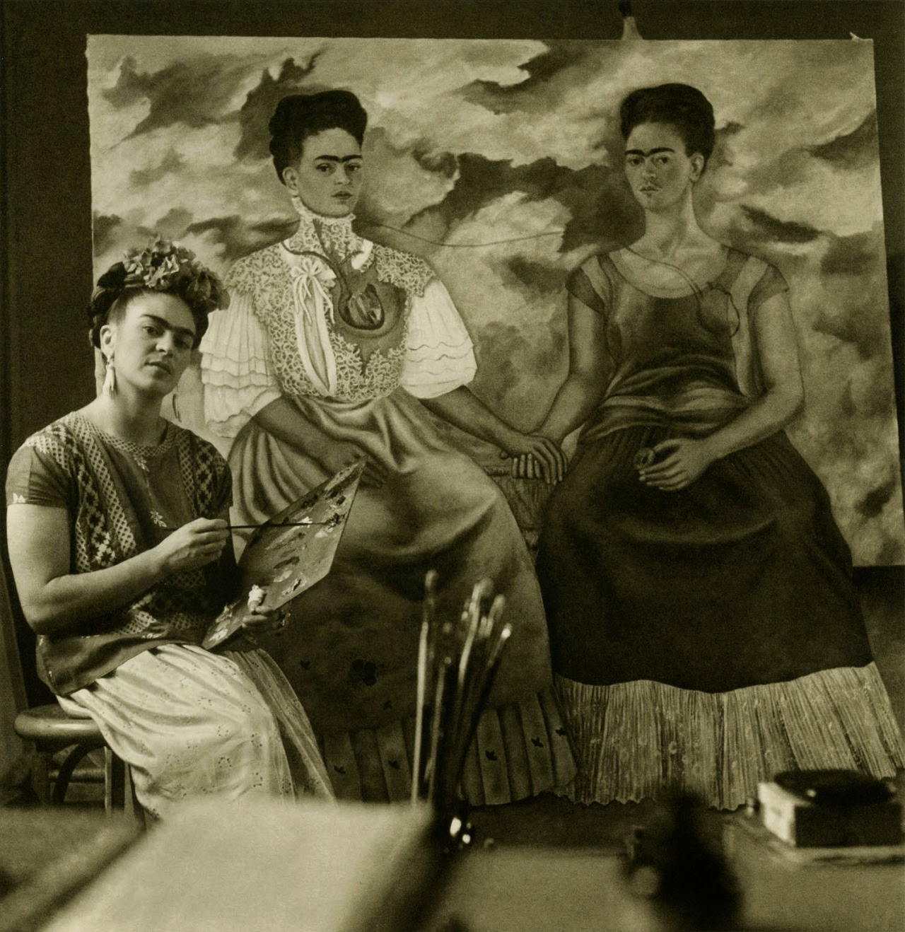 40 Fascinating Black and White Portraits of Frida Kahlo From Between ...