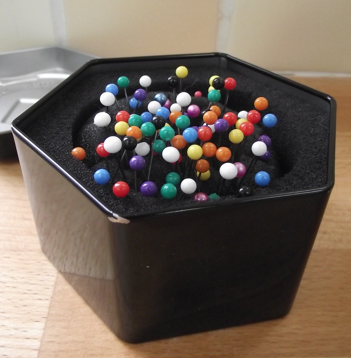 Lizzie Lenard Vintage Sewing: Tuesday's Top Tip - The Pin Tin