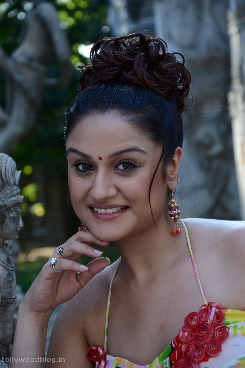 Sonia Agarwal Latest Hot photos Stills Gallery
