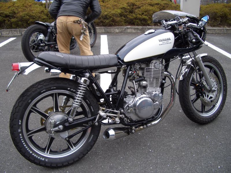 Omega Racer: Yamaha SR and the Dunlop TT100 Roadmaster